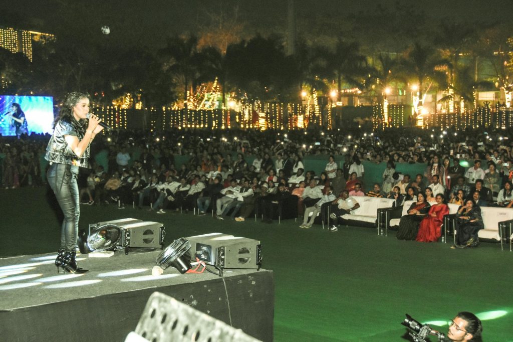 କିଟ୍ କାର୍ନିଭାଲ ଷ୍ଟାର ନାଇଟ୍‌ରେ ସୁନିଧିଙ୍କ ଧୁନ୍‌ରେ ନାଚିଲେ ଛାତ୍ରଛାତ୍ରୀ ...